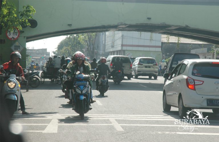 Rombongan Melawan Arus di Jalan Ngaglik Surabaya - Surabayastory.com