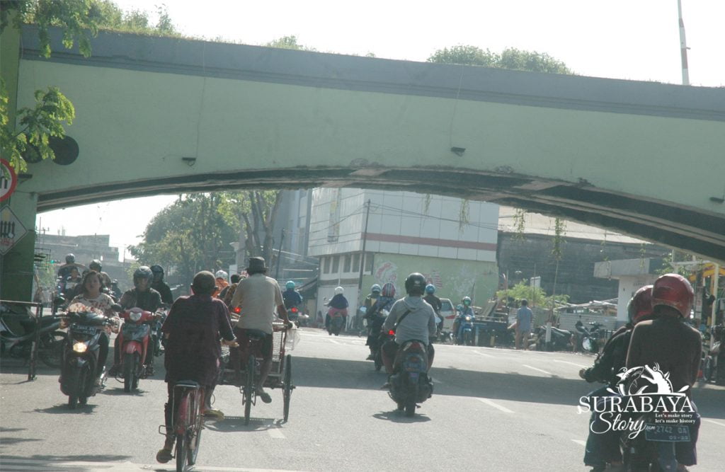 Rombongan Melawan Arus di Jalan Ngaglik Surabaya - Surabayastory.com